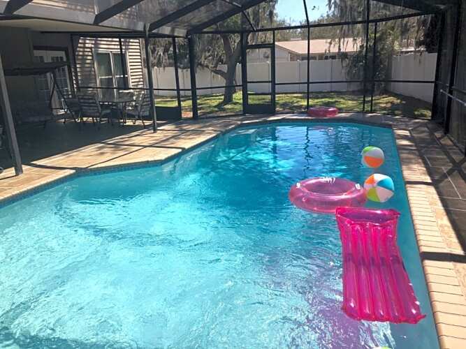 Tampa Bay Large Pool Home - Plant City, FL