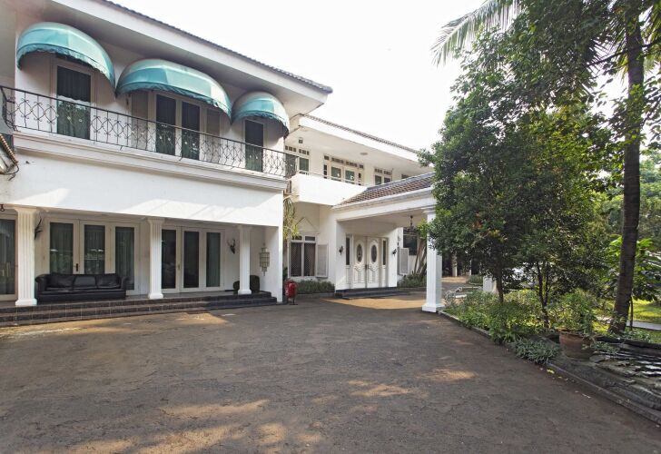 RedDoorz Plus near Cibubur Junction - Jakarta